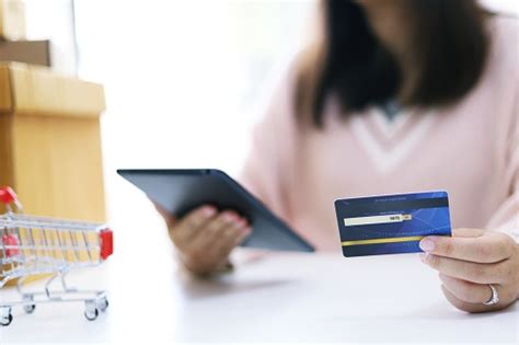 집에서 일하는 인터넷 온라인 전자 상거래 쇼핑을위한 노트북에 인터넷 뱅킹으로 돈과 작은 쇼핑 카트를 지출하는 여성 고객에 대한 스톡 사진 및 기타 이미지 Istock