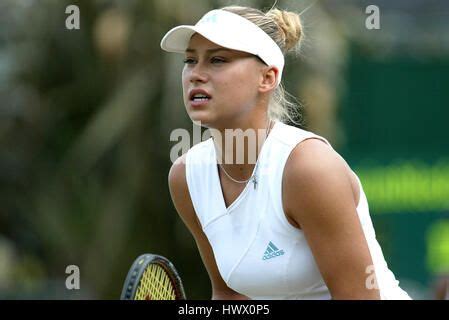 ANNA KOURNIKOVA RUSSIA WIMBLEDON WIMBLEDON LONDON 29 June 2002 Stock