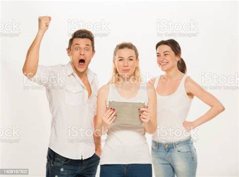 흰색 배경에 흰색 셔츠를 입은 젊은 사업가 팀이 고립되었습니다 두 명의 소녀와 남자로 구성된 팀은 행복하고 이기고 계획하고 논쟁하고 토론하고 화나게하고 무언가를 이깁니다 흰