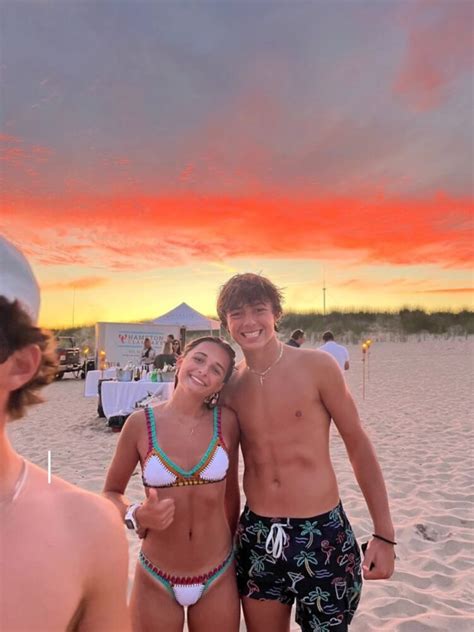 7 Hot Sexy Qaluo Bikini Pics