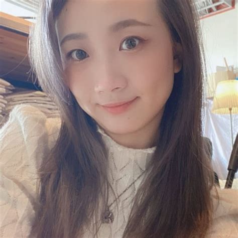 後來才發現這幾年的情誼 大多都是建立在利益之上 少了現實層面的交流就沒有聯繫的必要 別以為你們感情很好 其實只是各自安好