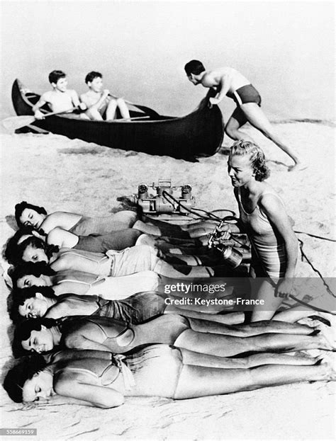 Des Jeunes Femmes Allongées Sur Le Sable Sont Arrosées Dhuile