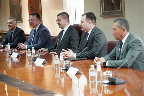 Hristijan Денеска заедно со Тимотеус Хетгес главен извршен директор на Дојче Телеком и