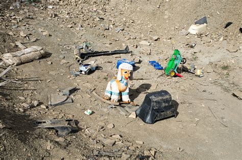 버려진 쓰레기 가정용 쓰레기에 의한 환경 오염 생태학적 문제 0명에 대한 스톡 사진 및 기타 이미지 0명 고철 금속 Istock