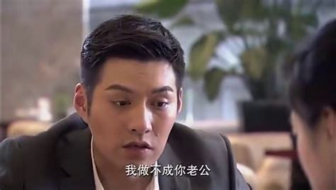 小伙去公司给老婆送花，结果撞见老婆前男友跟老婆求婚新浪新闻