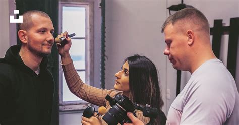 Hombre Con Camiseta Gris De Cuello Redondo Sosteniendo Una Cámara Dslr