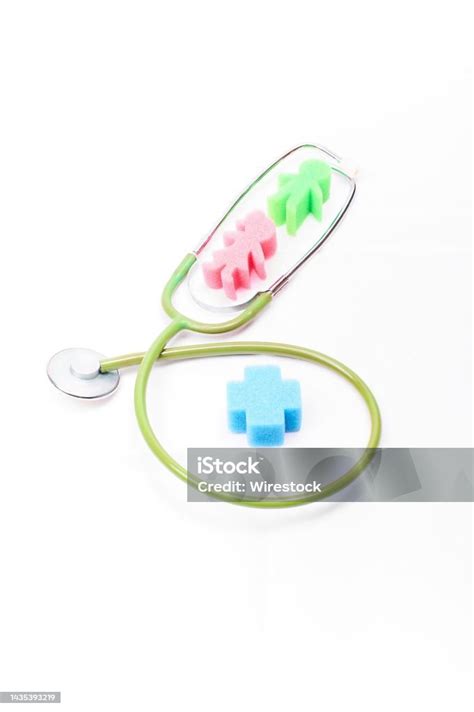 남성과 여성 인물의 3d 렌더링과 흰색 배경에 청진기 3차원 형태에 대한 스톡 사진 및 기타 이미지 3차원 형태 간호사
