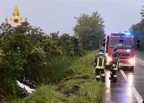 L Auto Sbanda Finisce Nel Fossato E Uno Dei Feriti Resta Intrappolato