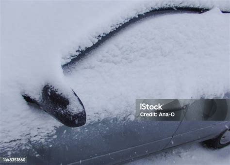 눈 폭풍 속에 서있는 차 눈과 얼음으로 덮인 회색 자동차 겨울에는 눈 덮인 날씨 12월에 대한 스톡 사진 및 기타 이미지 12월 가리기 겨울 Istock