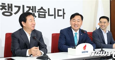 한국당 찾은 김관영 신임 원내대표