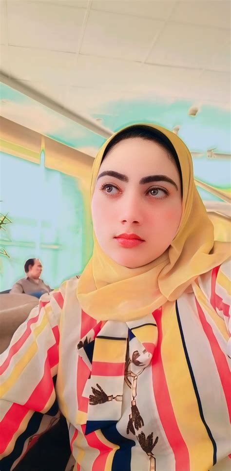 لما بلاقي حد زعلان بقعد جنبه ومبتكلمش وبفضل باصصله فبدل ما يبقى زعلان