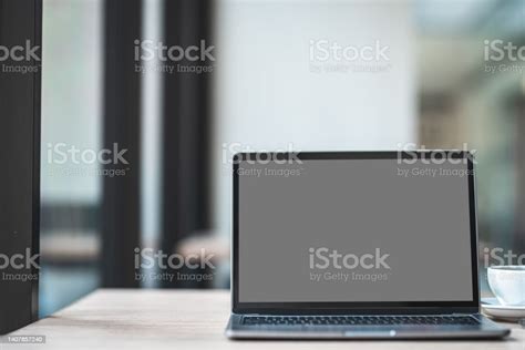 커피 숍 배경의 테이블에 커피 컵과 스마트 폰과 빈 화면이있는 노트북 컴퓨터의 모형 회색 검은 화면 0명에 대한 스톡 사진 및