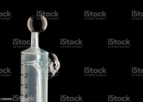 압력하에 배출되는 파란색 액체를 보여주는 의료용 주사기 0명에 대한 스톡 사진 및 기타 이미지 0명 32분 음표 건강