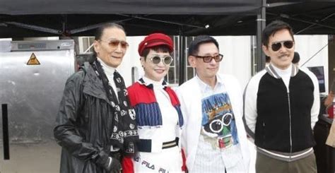 謝霆鋒與父母合影，68歲狄波拉潮裝出鏡，現任老公站位很尷尬！ 每日頭條