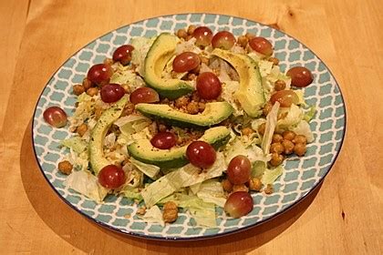 Avocado mit würzigen gerösteten Kichererbsen und Granatapfelkernen von