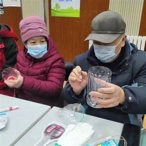 龙潭街道开展垃圾分类系列活动居民环保物品