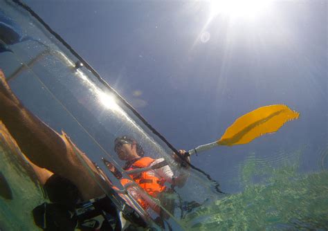 En Kayak Transparente Por Las Cristalinas Aguas De Menorca
