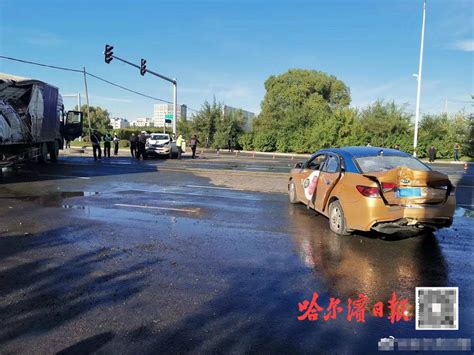 清晨，哈尔滨一街道路口4车相撞，大巴车司机受伤 搜狐大视野 搜狐新闻