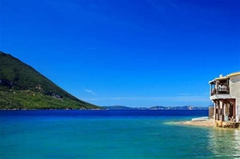 ΨΑΧΝΟΝΤΑΣ ΤΟ ΔΡΟΜΟ… Red Line