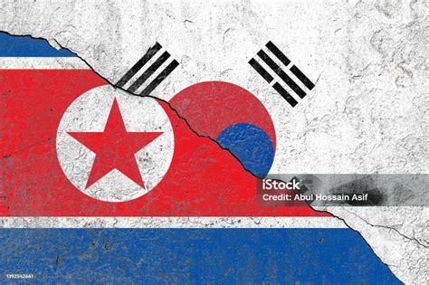 금이 간 낡은 콘크리트 벽에 북한과 남한의 깃발 서울에 대한 스톡 사진 및 기타 이미지 서울 평양 0명 Istock