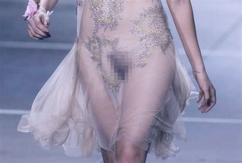【朗報】超人気モデル（26）、ショーで ”マ コ透け透け” の服を着させられる… ポッカキット