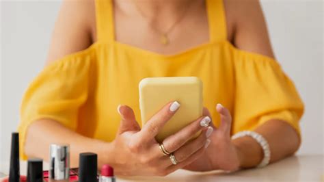 Conheça a soap nails nova tendência de unhas que já é queridinha em