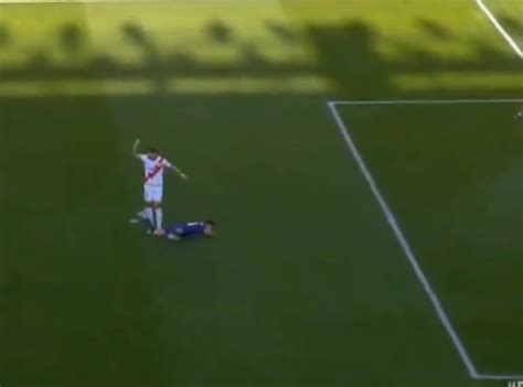 این بارسلونایی هم ک فقط مینالن خطایی که باید منجر به اخراج بازیکن بارسلونا میشد فیلم داوری