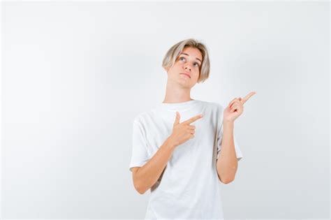흰색 T 셔츠에 잘생긴 십 대 소년 무료 사진