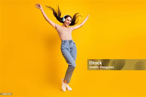 선명한 노란색 배경에 고립 된 빈 공간을 찾고 웃고 디스코 소녀 이어폰에서 이동 춤의 전체 길이 몸 크기 사진 음악에 대한 스톡 사진 및 기타 이미지 Istock