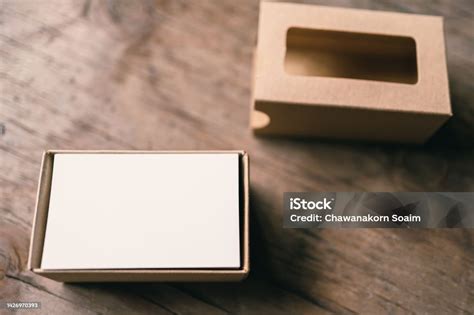 흰색 빈 공간 명함 더미 나무 질감 배경에 광고 및 마케팅을위한 스택 템플릿 현재 회사 브랜드에 대한 배너 텍스트 디자인을 삽입하기위한 클리핑 경로 0명에 대한 스톡 사진