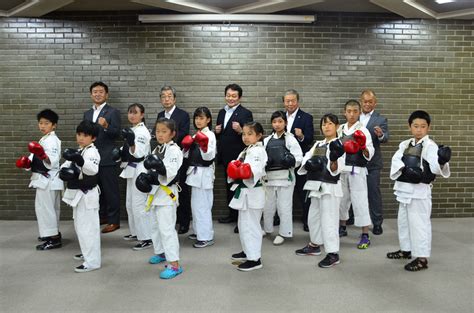 2022日本拳法総合選手権大会に出場する選手の皆さんが市役所を訪れました｜江南市公式ホームページ