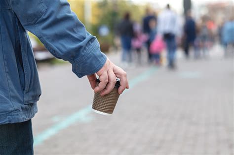 사람의 젊은 Hipster 밤 도시의 거리에서 걷고와 커피를 마시는 밖에 클로즈업 이미지 남자 캐주얼 후드를 착용 하 고 그의