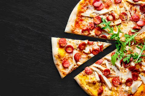 검은 돌 배경 복사 공간에 토마토 모 짜 렐 라 치즈와 소 세 지 고기 피자 피자 배달 합니다 0명에 대한 스톡 사진 및 기타