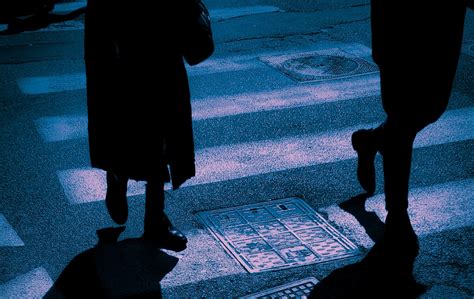 Γυρνάς ξανά και ξανά στον άνθρωπο που θέλεις ν αφήσεις Pillowfightsgr