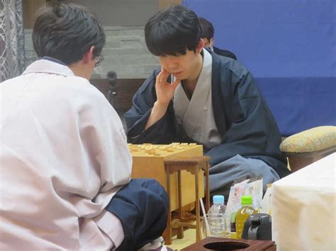叡王戦第3局の終局後、勝った伊藤匠七段（左）と感想戦を行う藤井聡太叡王 スポニチ Sponichi Annex 芸能