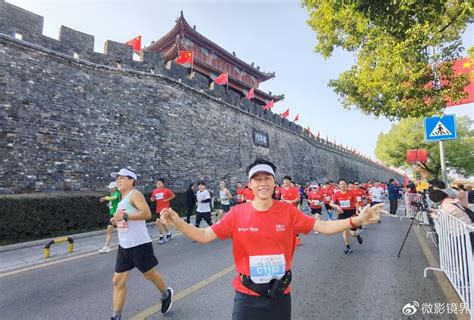 湖北2023襄阳马拉松选手跑过临汉门