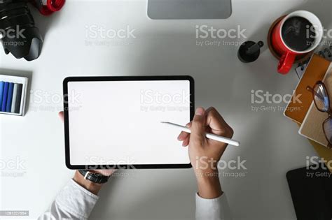 흰색 화면태블릿에 스타일러스 펜 쓰기를 사용하여 젊은 그래픽 디자이너의 최고 보기 개념에 대한 스톡 사진 및 기타 이미지