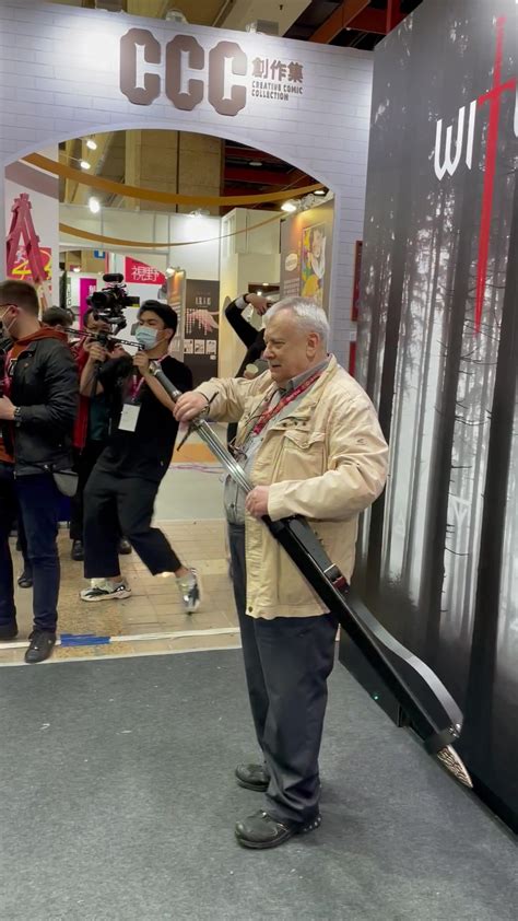 尖叫聲~歡迎獵魔士搶先登場寶劍出鞘，誰與爭鋒？歡迎來到波蘭主題國館，不但有獵魔士場景可拍照打卡，國寶級作家作家安傑·薩普科夫斯基三場