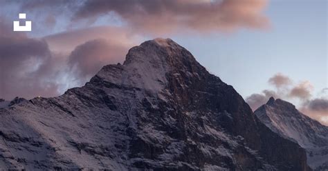 하늘에 구름이있는 눈 덮인 산 사진 Unsplash의 무료 첫 이미지