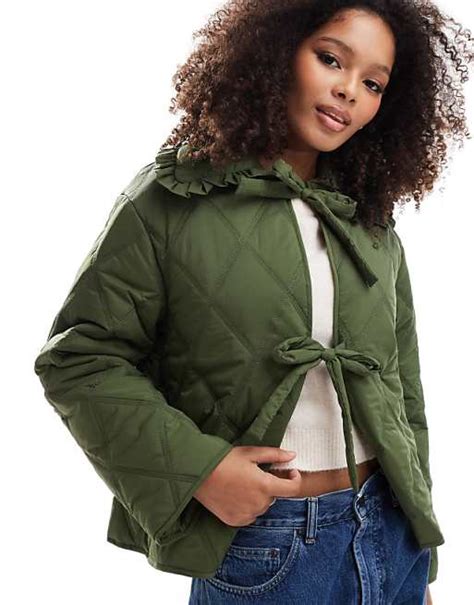 Asos Design Veste Matelassée Nouée Devant Avec Col à Volants Kaki