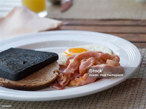 영양가 있는 아침 식사 빵 숯 토스트 베이컨 계란 흰색 Plateorange에 백그라운드에 주스 0명에 대한 스톡 사진 및 기타