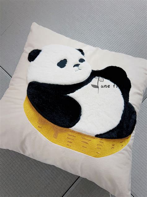 【楽天市場】25250009 クッションカバー 45×45インチ パンタ柄クション アイボリー色 パンダの顔柄クッションカバーとパンダの後ろ姿
