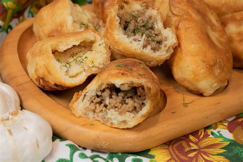 Recept za piroške vključuje 4 različne nadeve