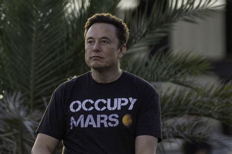 Elon Musk A Prezentat Prototipul Robotului Umanoid Optimus Miliardarul