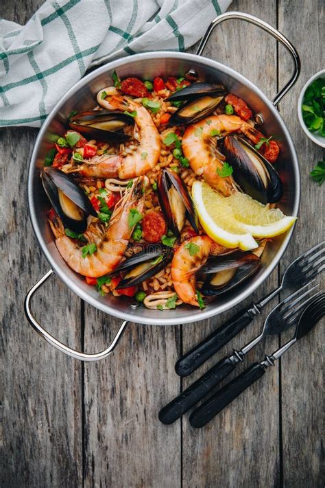 Spaanse Zeevruchtenpaella Met Mosselen Garnalen En Chorizo Worsten In Traditionele Pan Op