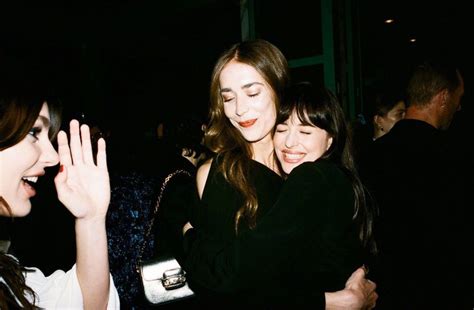 达科塔约翰逊Dakota Johnson 和卡米拉莫罗现身比佛利山庄出席 财经头条