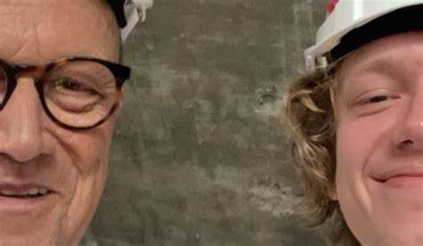Theo 82 En Julian 24 Zijn Vrienden Dankzij Julian Ben Ik Een Stuk