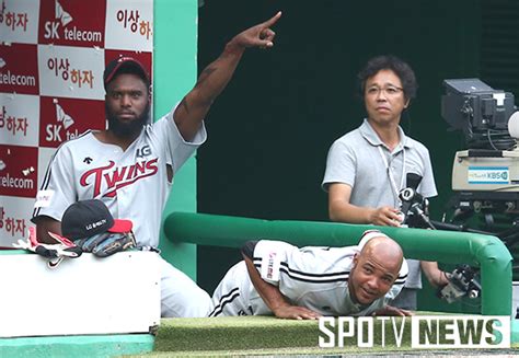 포토s 정의윤 그라운드는 저쪽이야