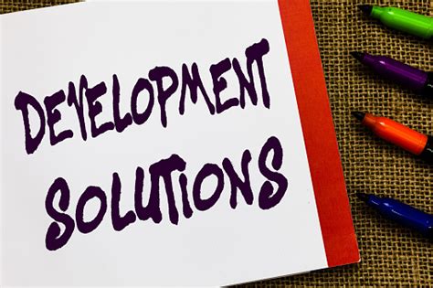 필기 텍스트 개발 솔루션입니다 회사에 따라 효율적인 계획을 의미 하는 개념 오픈 노트북 페이지 황 마 배경 다채로운 마커 표시 아이디어 필요 합니다 개념에 대한 스톡 사진