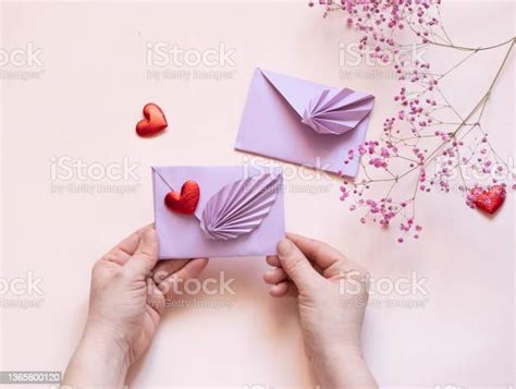 꽃과 하트가 있는 분홍색 배경에 손으로 만든 발렌타인 데이봉투 텍스트 배너를 위한 배치 긍정적인 감정 표현에 대한 스톡 사진 및 기타 이미지 Istock